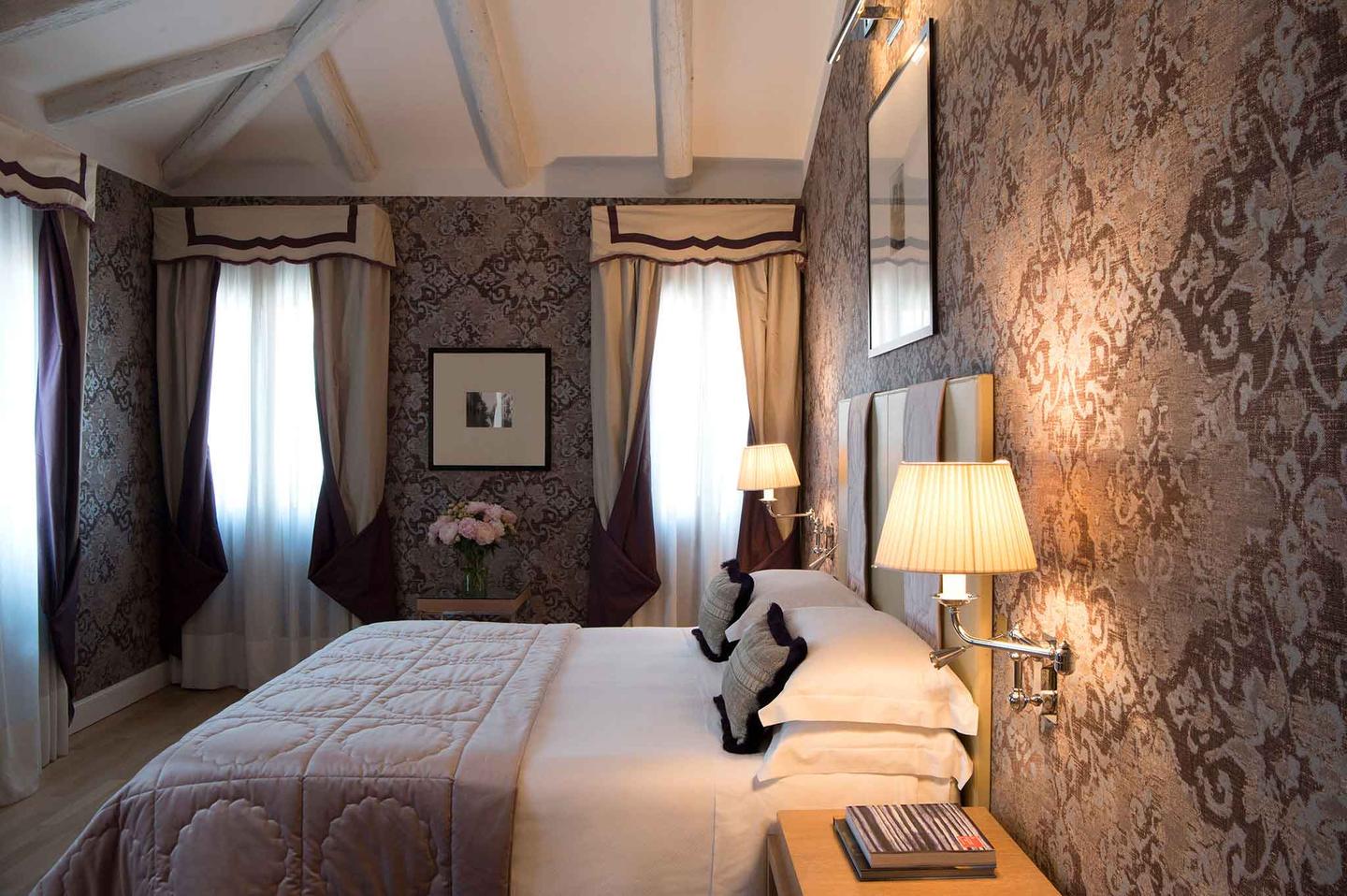 Deluxe rooms with canal views in Venice | Hotel Splendid Venice